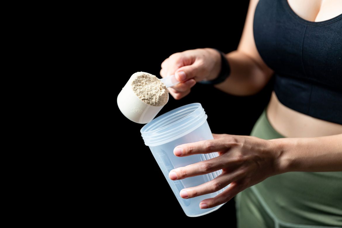 Minum Whey Protein sebelum atau sesudah Gym, Mana yang Baik?
